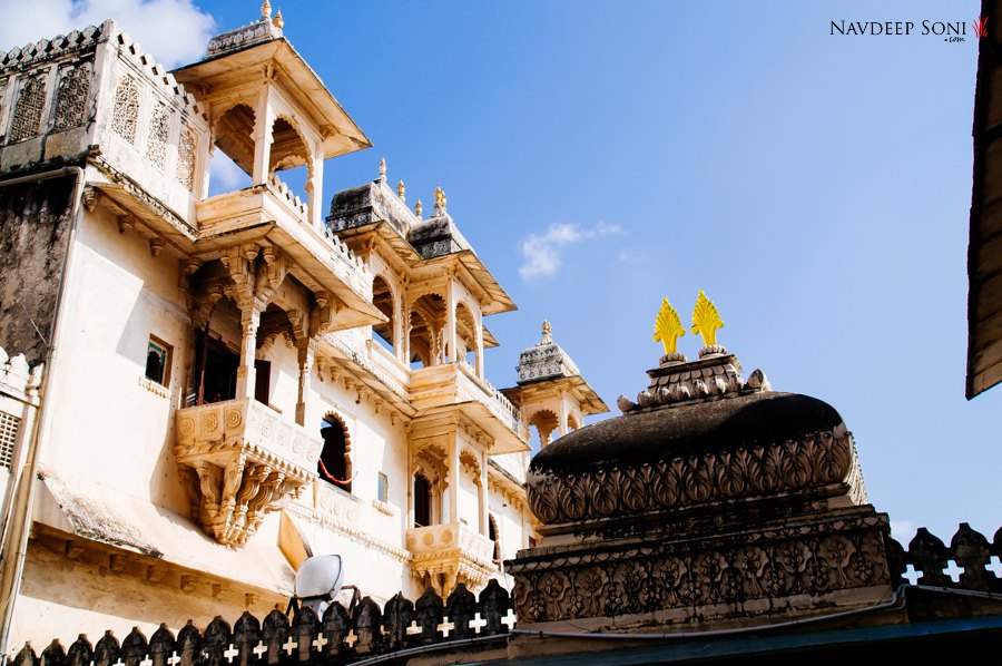 Stylish Pre Wedding Shoot in Udaipur Palace At FatehGarh Fort