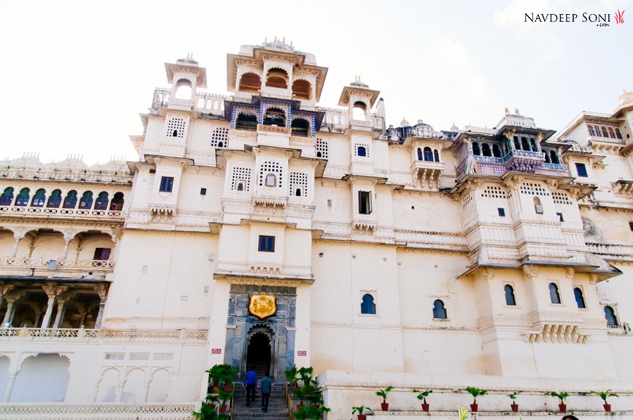 Stylish Pre Wedding Shoot in Udaipur Palace At FatehGarh Fort